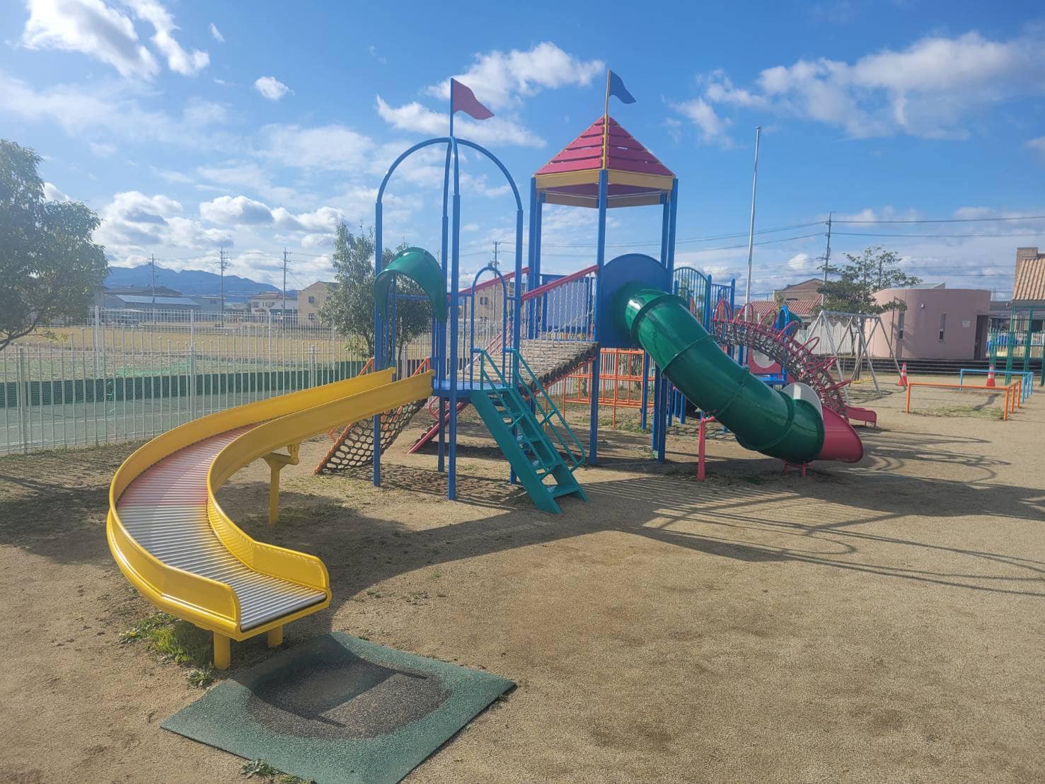 幼稚園遊具の塗装工事【松阪市】 | タケガワ塗装 | 三重県松阪市の外壁塗装はお任せください！